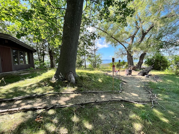 Beautiful View Surrounded By Lakefront Cottage - Prince Edward