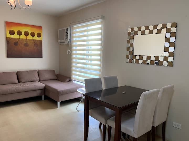 Homey 2 Br Unit W/pool In Avida It Park - Lahug