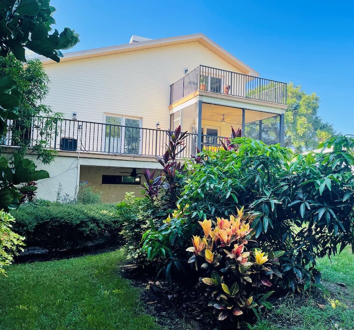 Cheerful 3 Bedroom Home Close To Beaches & Parks. - Tarpon Springs, FL