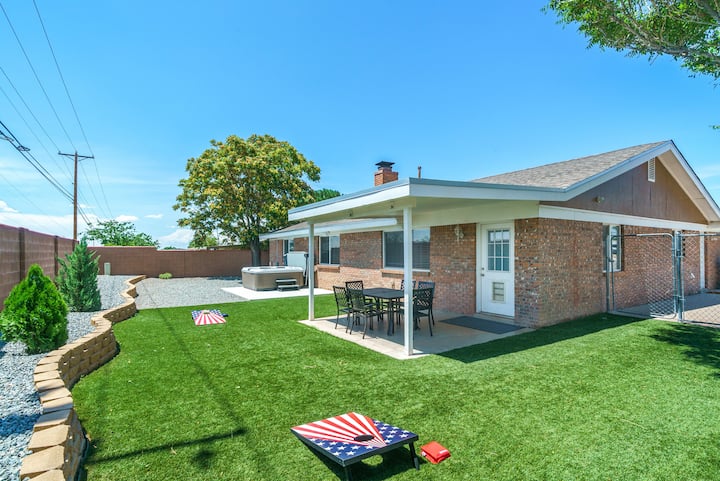 Sunset Home W/ Hot Tub & 3 King Beds - Albuquerque, NM