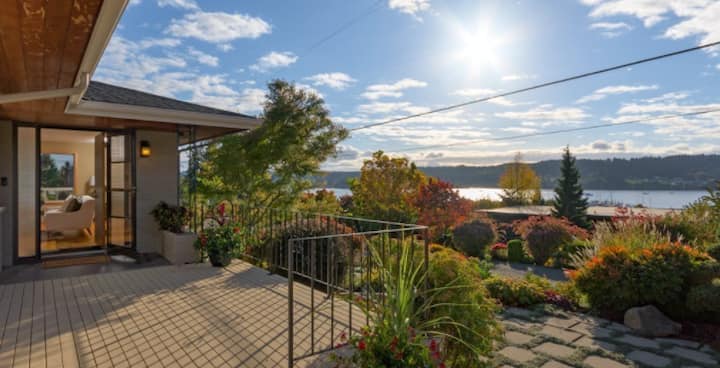 Poulsbo 6br, 2.5 Bath Liberty Bay & Mountain Views - Bainbridge Island, WA