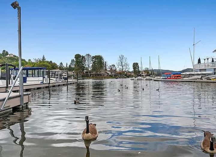 Amazing Lake Views - Walk To Restaurants/wine Bar! - Agoura Hills, CA
