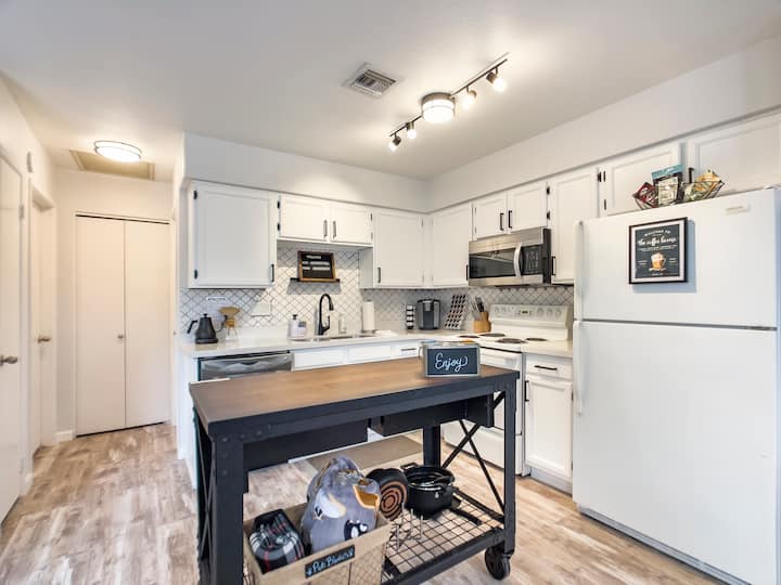 Coffee House-prime Location- Mesa-tempe- King Bed! - Mesa, AZ