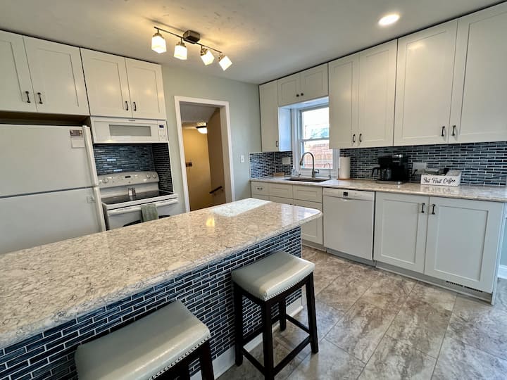 Charming Football Hall Of Fame Bungalow - Canton, OH
