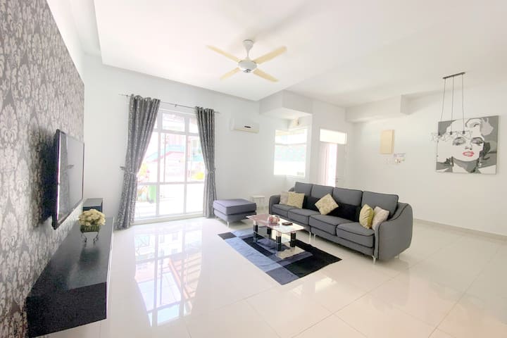 Holiday Home Beach Villa_8br-sleep 21 - Batu Ferringhi