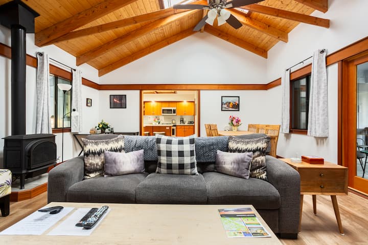Custom-built 3bd/2ba Rainforest Retreat - Volcano, HI