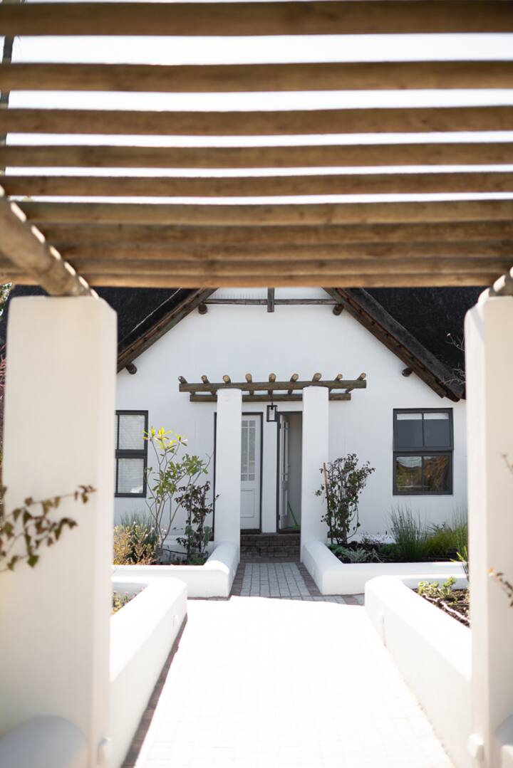 Stellendal Garden Cottage 1 - Charm & Convenience - Somerset West