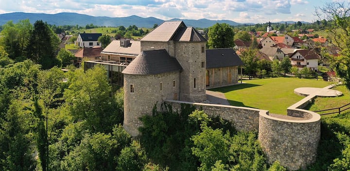 A Completely Renovated Castle With Jacuzzi And Spa - Vinica