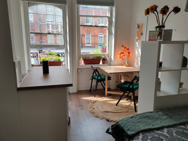Attractive Central Studio W/ Balcony | Kensington - Chelsea