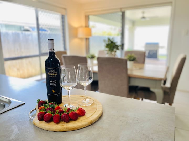 Spacious And Light 4 Bedroom Home Near Beach - Noosa