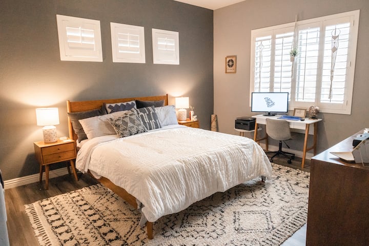 Beautiful Private Master Suite Condo Room - Surprise, AZ