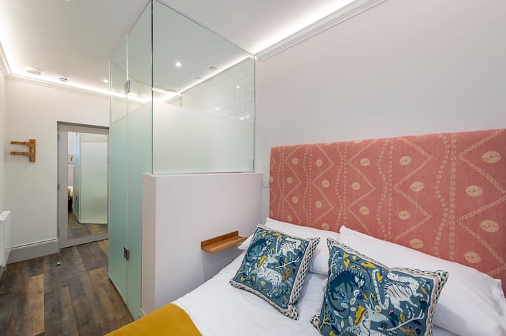 Petite Charming Kensington Studio - London