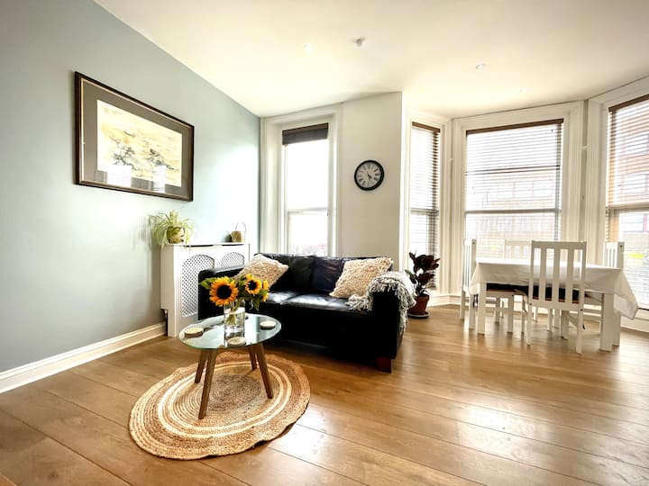 A Bright Sea View Apartment Just 100m From Beach - West Sussex