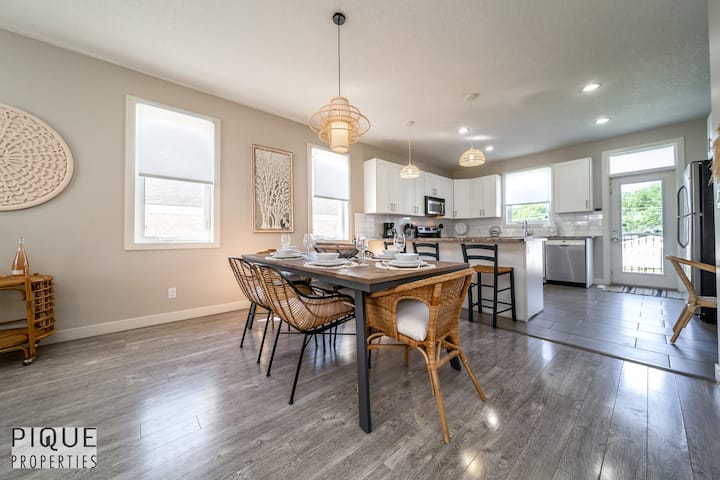 Boho Vibes | Patio & Bbq |King Bed| Garage Parking - Edmonton