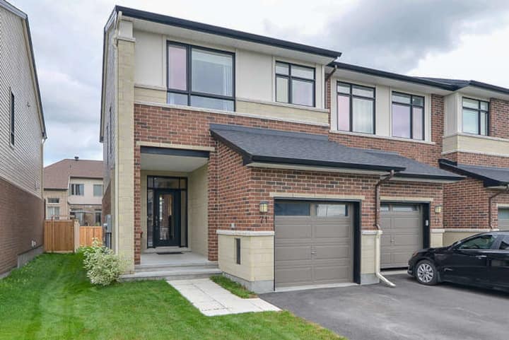 Gorgeous Upscale End Unit Townhouse W/ Fireplace - Ottawa