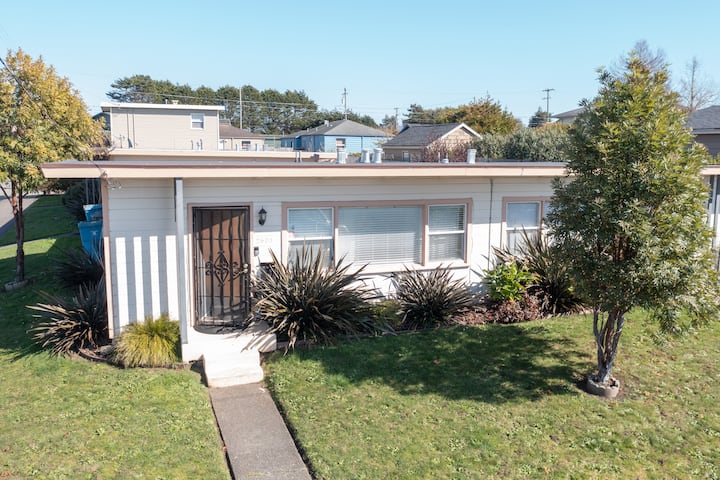 Central Eureka Duplex With Joined Patios; Sleeps 8 - Eureka, CA