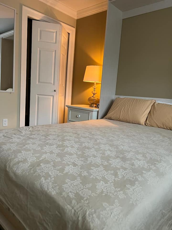 Comfy North Room - Collingwood Cottage - Vancouver