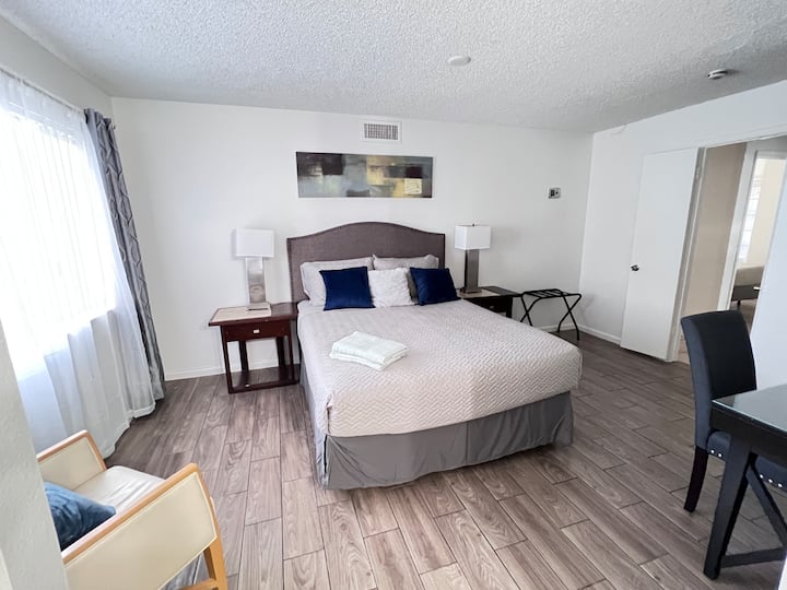 Monthly Discounts 3 Bedroom House With Fireplace. - Henderson, NV