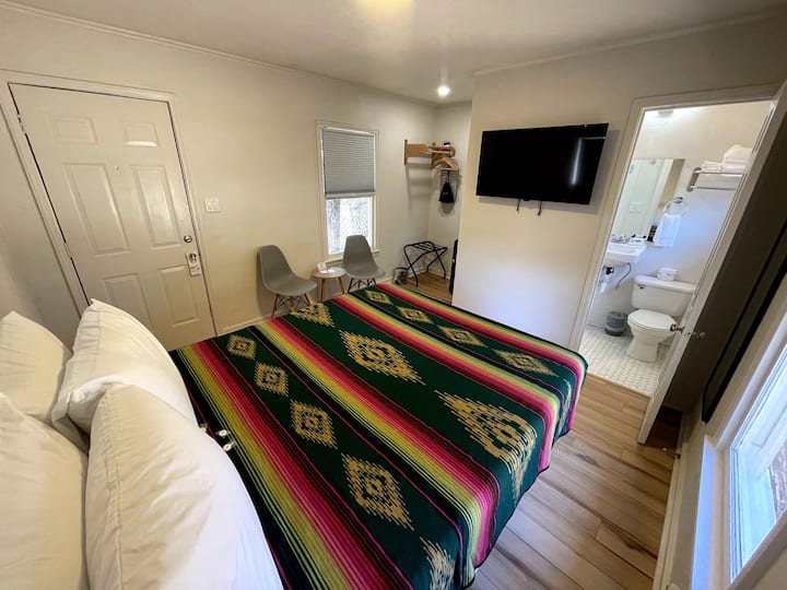 *The Frederick Motel - Retro Queen Room On Main! - Fredericksburg, TX