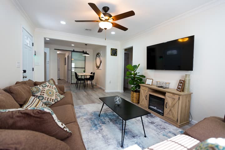 Cheerful Tulsa Getaway: Hot Tub & Near Downtown - Yahola Lake, OK