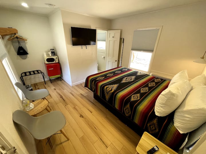*Frederick Motel Queen Room - Close To Everything! - Fredericksburg, TX