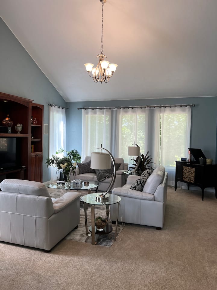 Cozy & Stylish Airbnb, Fireplace & Outdoor Space - Appleton, WI