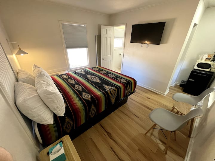 *Frederick Motel Queen Room - Close To Everything! - Luckenbach, TX