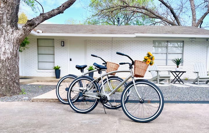 Sunny Home With Prime Central Austin Location - Austin, TX