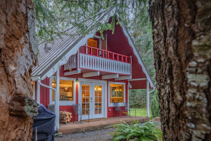 River Access @ Mt. Rainier W/ Hot Tub & Fireplace - Washington