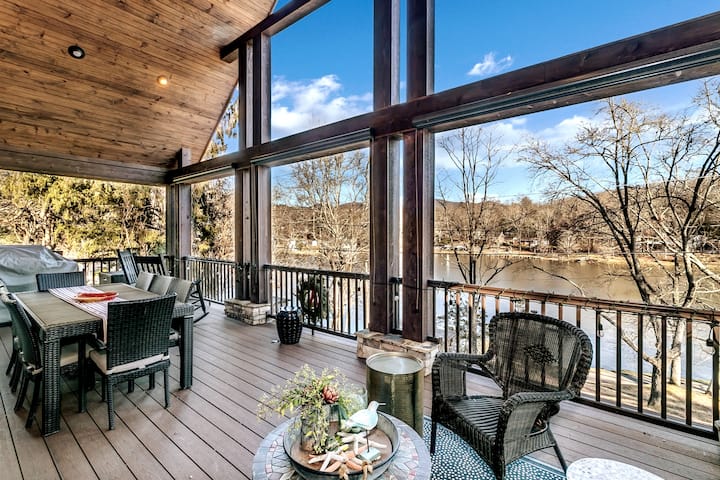 Lake Tomahawk House - Mountain Views & Fire Pit - Black Mountain, NC