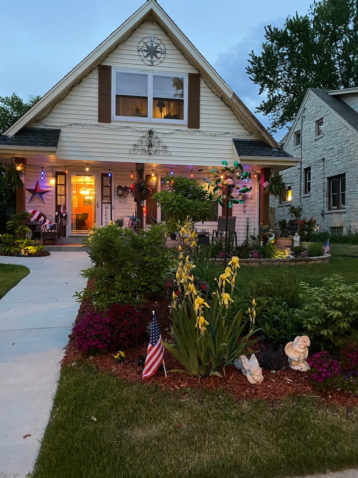 Lovely 3 Bed/2 Full Bath Lower Flat Newly Updated - Milwaukee, WI