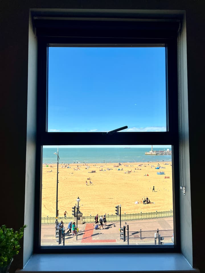 Dreamland | Sea Views | Opposite Beach |Sleeps 6 - Westgate-on-Sea