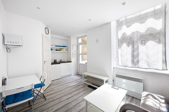V11 - Cute Little Home W/ Great Location And A/c - Budapest