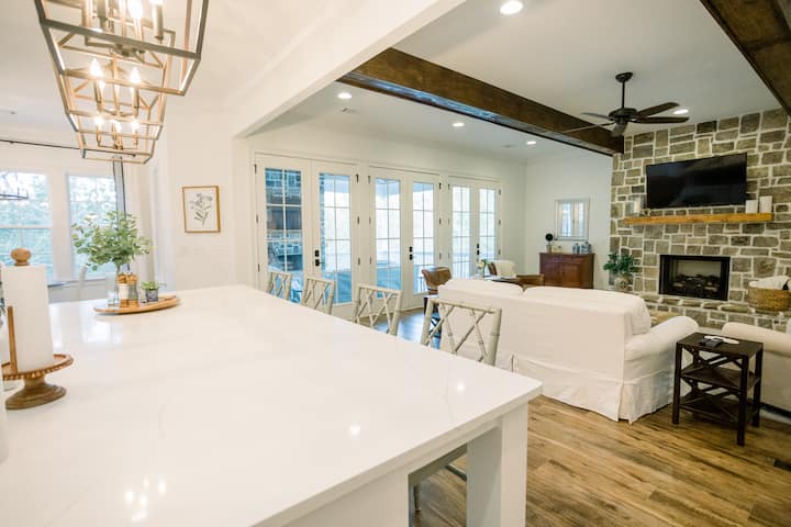 Luxurious Masters Rental - Mistletoe State Park, Appling