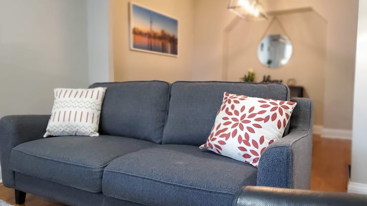 Clean Cozy Room | Walkout Deck | 5 Min Subway - Toronto