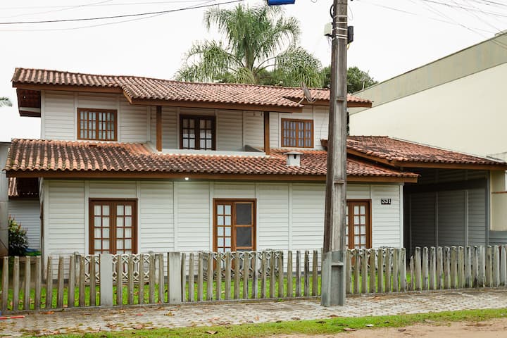 Casa Agradável, Amplo Espaço A (200 Mts) Da Praia - Itapoá