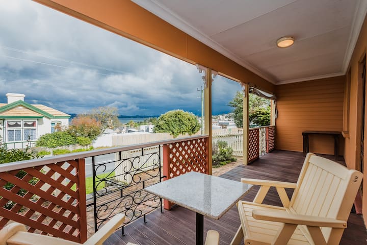 Historic Cottage | Centre Of Town, Charming 1800s - Albany