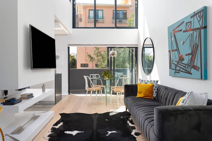 Double Volume 2 Bed Apt In Best Part Of Sea Point. - Camps Bay