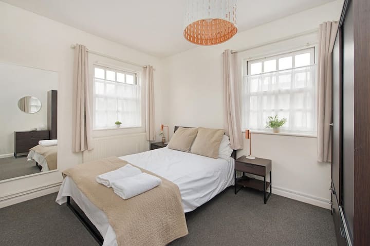 Two Bed Flat, Free Parking, 5 Min Walk To Beach. - 휫츠테이블