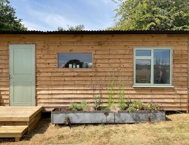 Rustic Cabin With Outdoor Shower, Farm Location - Hampshire