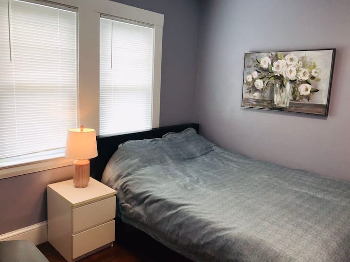One Bedroom In Newton With Parking, Close To T - Newton, MA