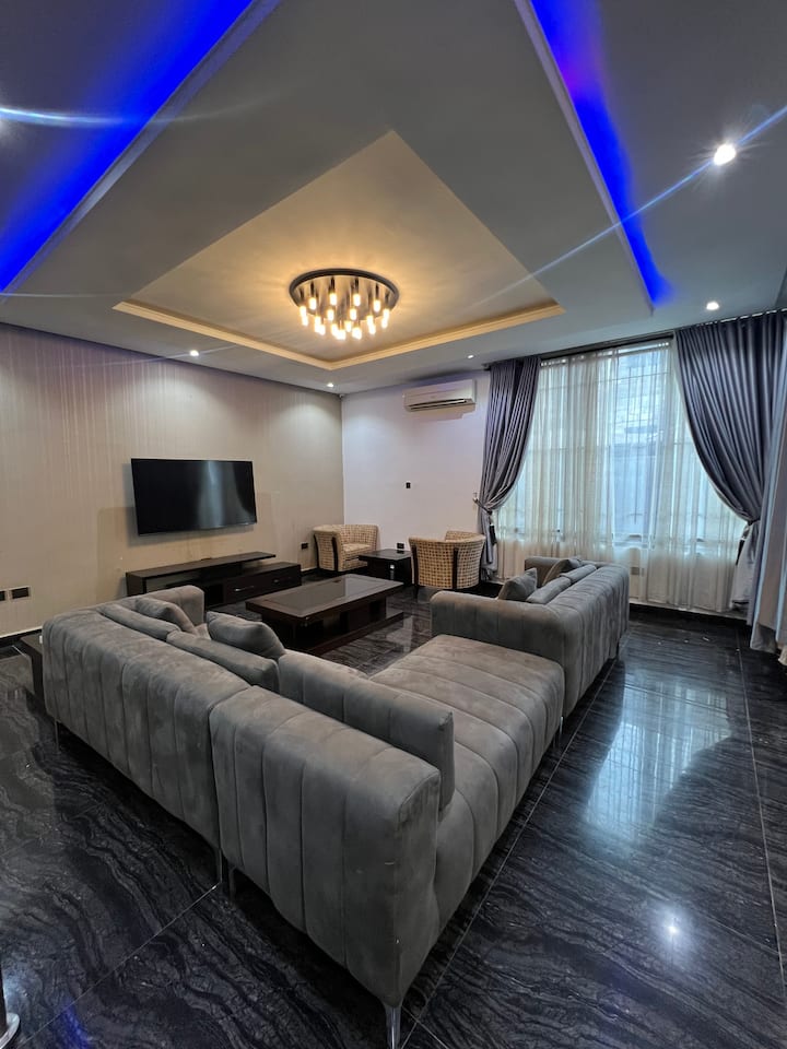 Spacious 3 Bedroom Duplex With A Pool Table - Abuja