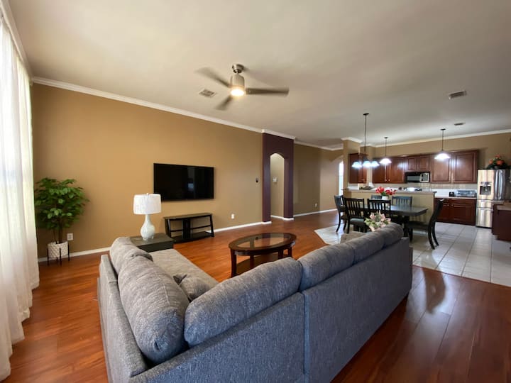 Spacious Full House Central-located - Grand Prairie, TX