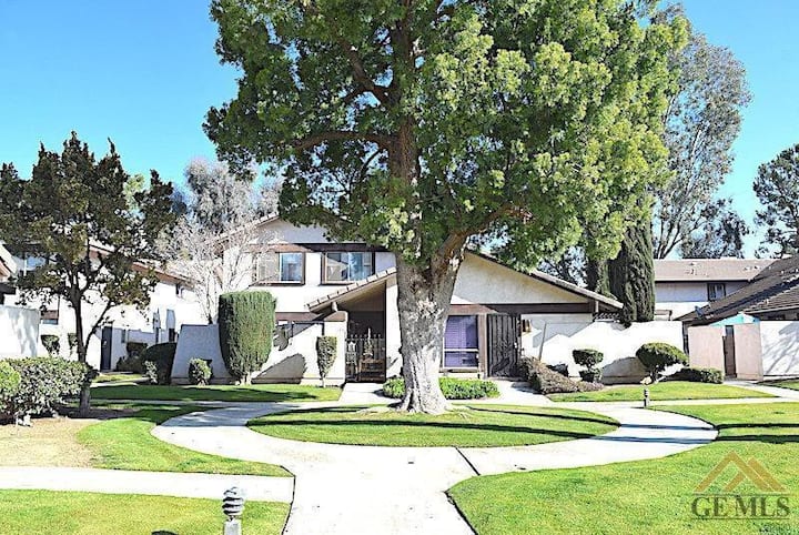Lovely 2-bedroom Condo, With Pool, Private Patio - Bakersfield