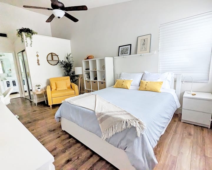 Top Floor French Style Studio. - Winter Park, FL