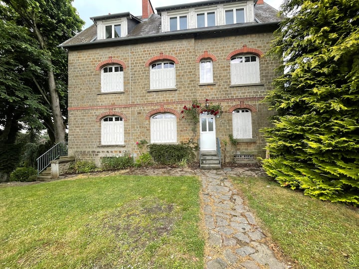 Spacious 6-bedroom Maison De Maitre Near Chateau - Flers