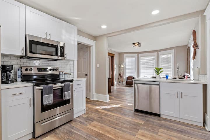 Westside Aviation Suite With Hot Tub And King Bed - Colorado Springs, CO