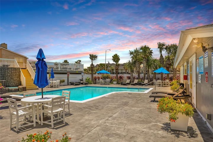 The Castaways Retreat - Galveston, TX