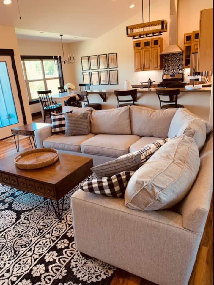 Glacier-area Home• Hottub+ Heated Patio• 3 Baths - Kalispell, MT