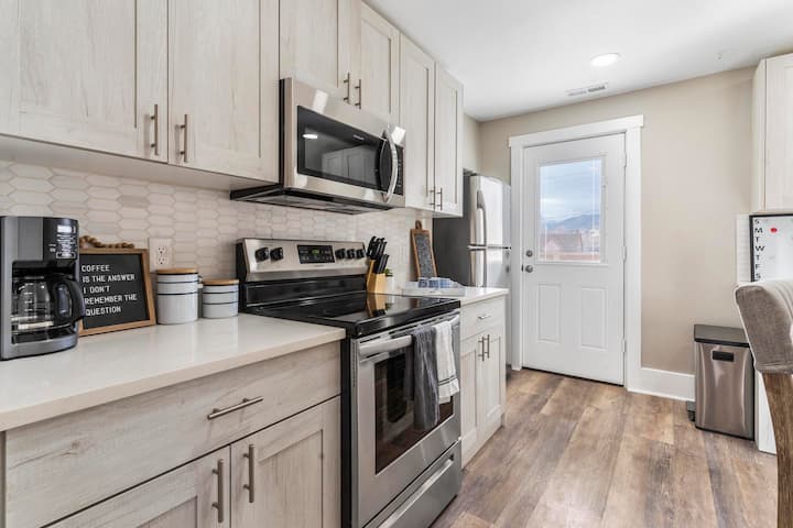 Westside Balcony Suite With Hot Tub And Deck - Colorado Springs